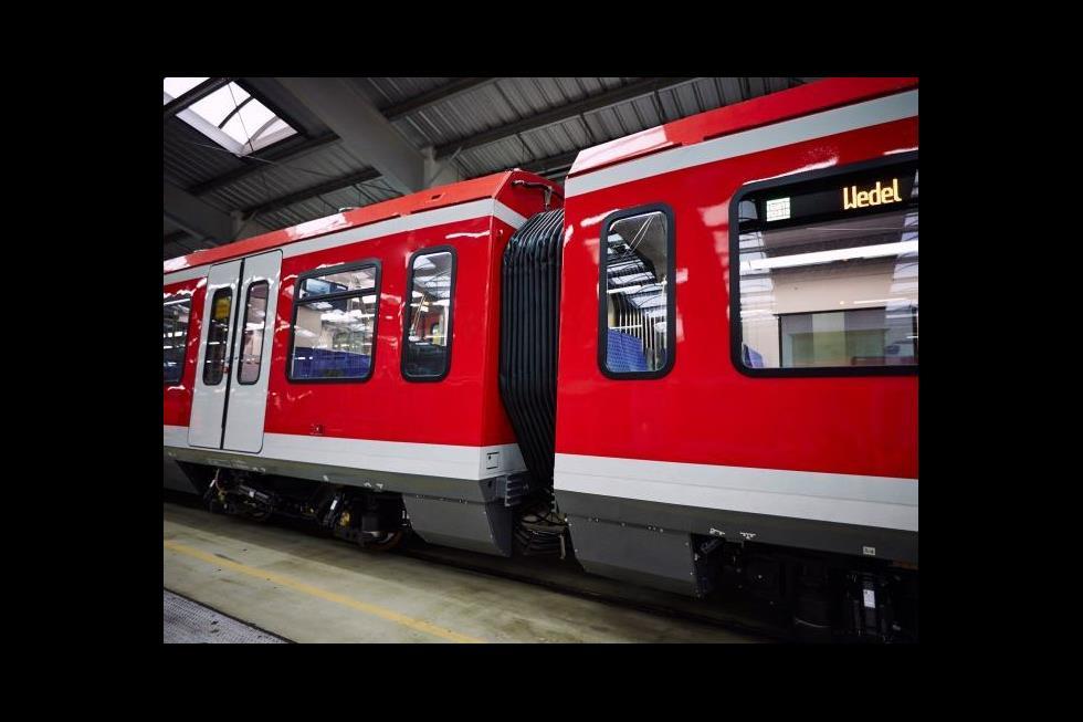First Class 490 EMU arrives in Hamburg | News | Railway Gazette ...